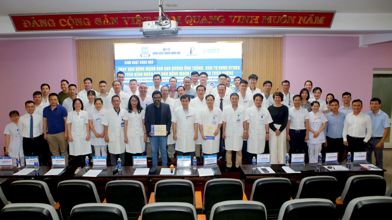 Lần đầu tiên triển khai thay van động mạch chủ qua da